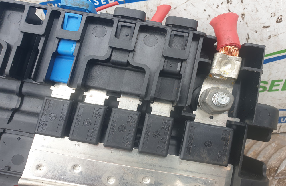 BMW E92 2.0 Petrol Battery Terminal Fuses | Used Car Parts UK