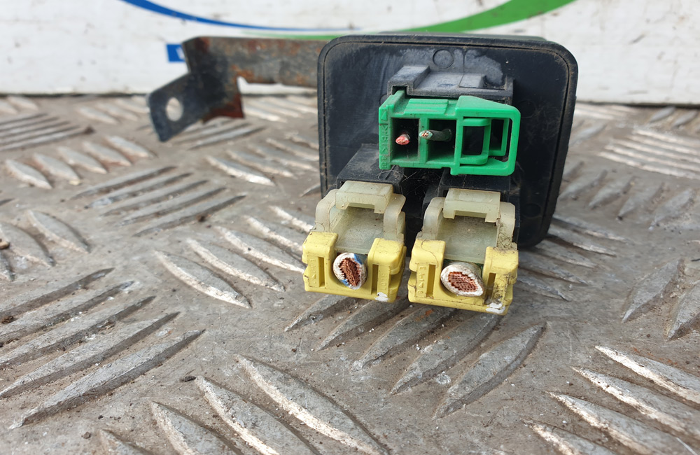 Nissan Terrano MK2 glow plug relay 25230-G2400 | Used Car Parts UK