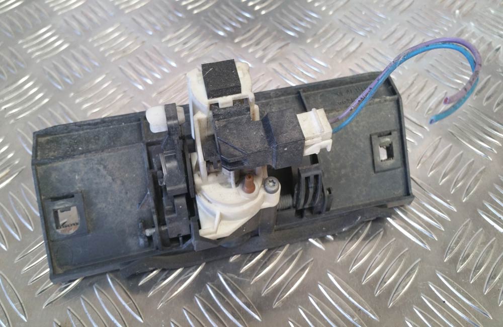Peugeot 206 tailgate boot lock motor handle | Used Car Parts UK