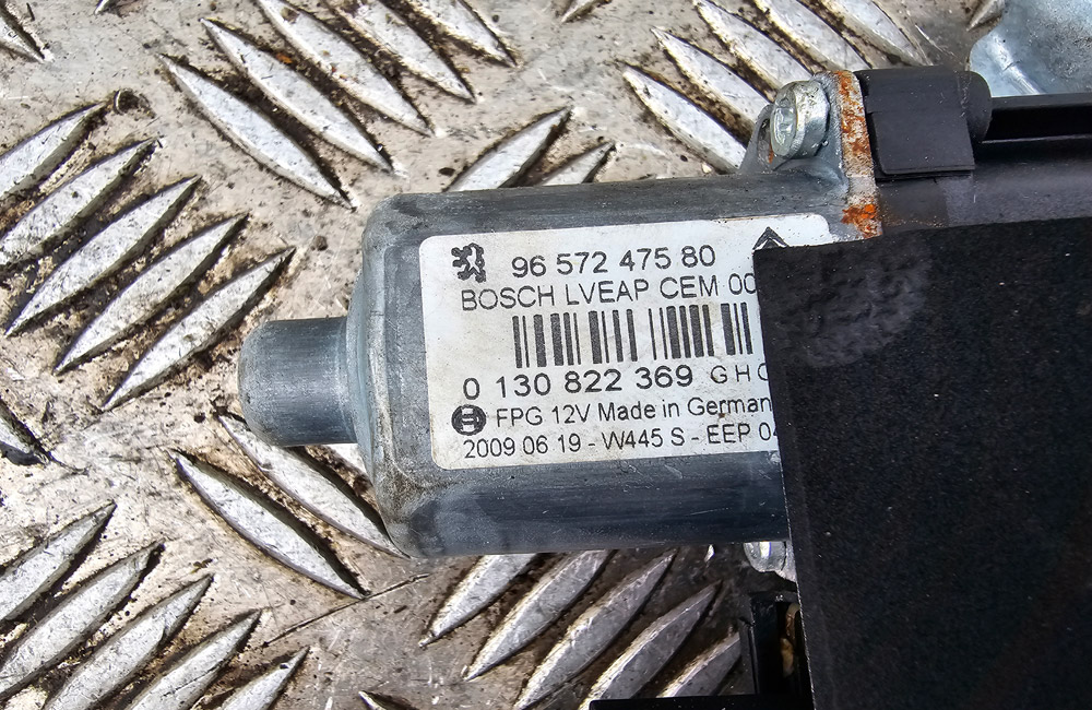 Peugeot 308 MK1 Drivers Front Window Regulator Motor | Used Car Parts UK