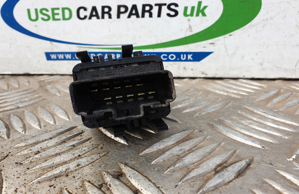 Renault Clio MK2 window switch drivers | Used Car Parts UK