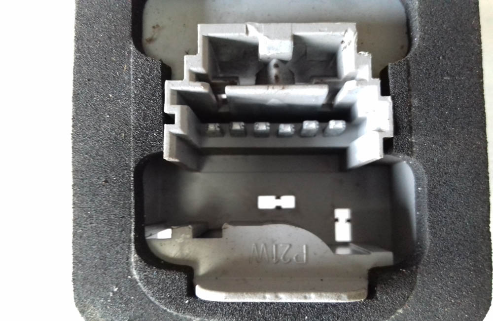 Renault Clio MK2 rear bulb holder wiring | Used Car Parts UK