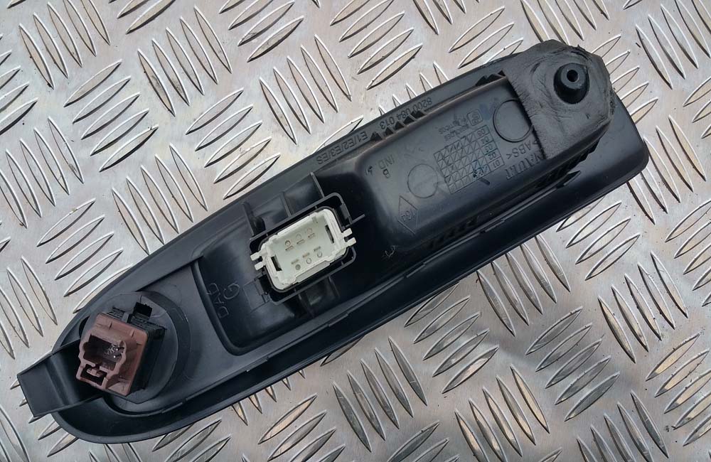 Renault Clio window switch passengers MK2 | Used Car Parts UK