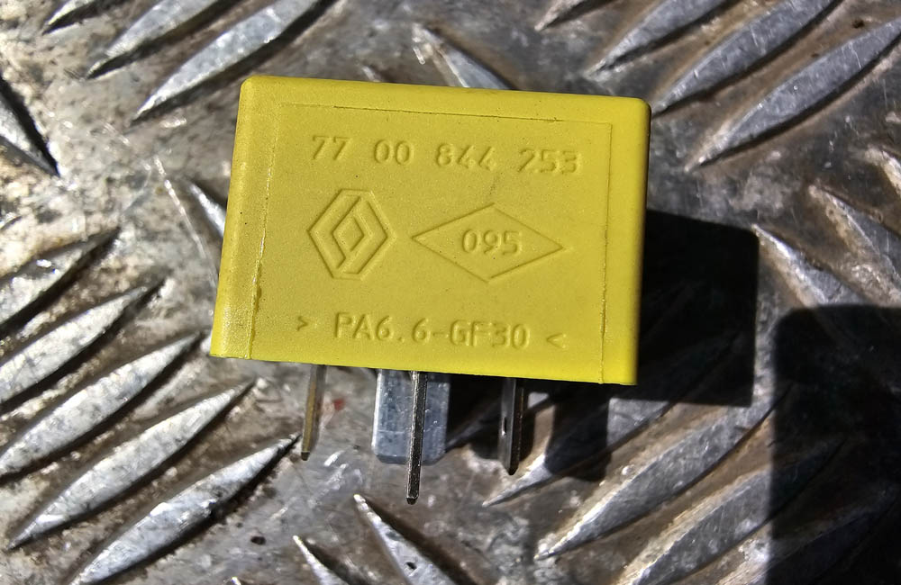 Renault Master Van Yellow Relay 40 AMP 7700844253 | Used Car Parts UK