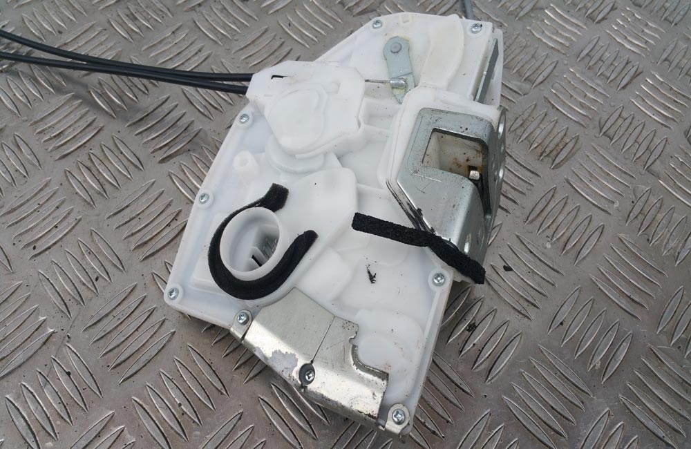 Suzuki Swift SZ4 front left door lock motor catch | Used Car Parts UK