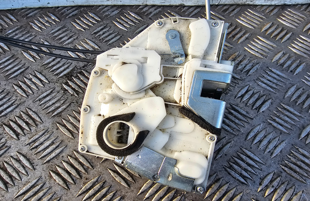 Suzuki Swift MK3 Door Lock Motor Front Left | Used Car Parts UK