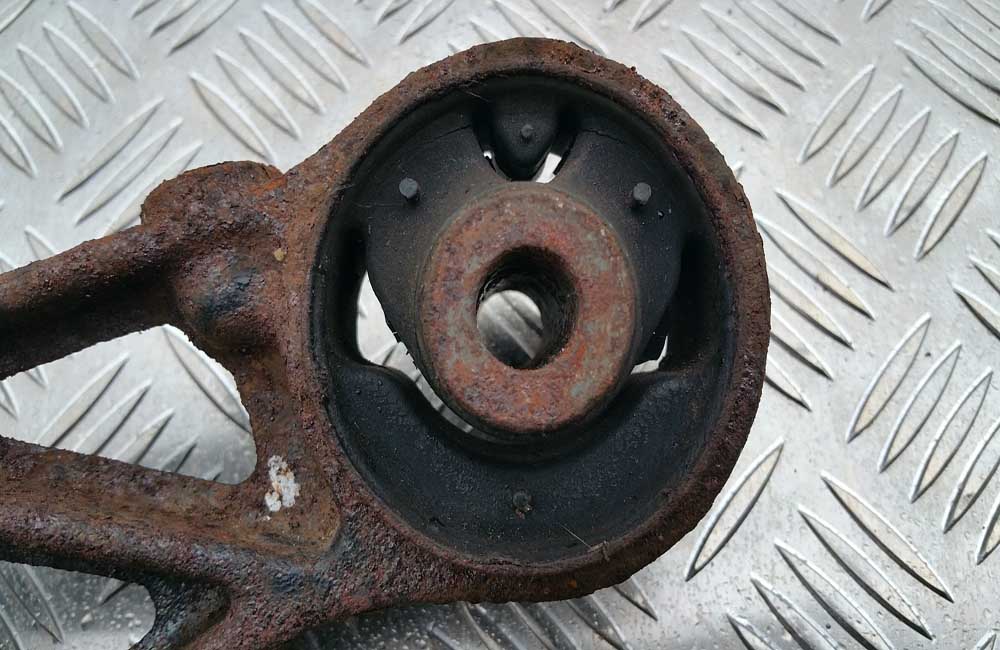 Toyota Hiace van D4D rear differential mount bush | Used Car Parts UK