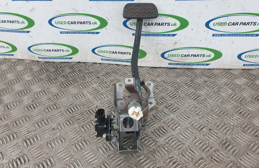 Toyota Prius MK2 brake pedal 8951047020 | Used Car Parts UK