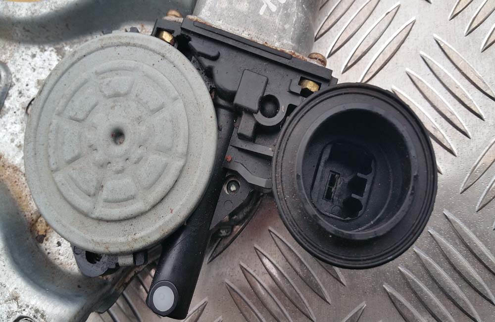Toyota RAV4 electric window regulator motor 2004 | Used Car Parts UK
