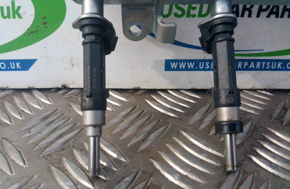 Toyota Yaris fuel injectors and rail 23209-47010 | Used Car Parts UK
