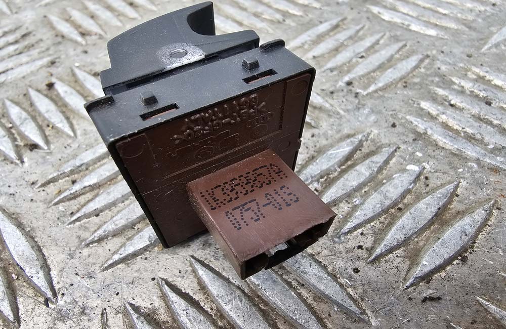 VW Golf MK5 Window Switch 1K3959857A | Used Car Parts UK