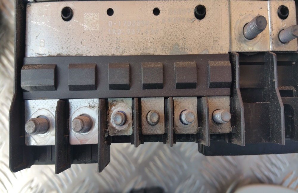 VW Golf MK6 14 Petrol Engine Bay Fuse Box Used Car Parts UK VW Golf MK6 14 Petrol Engine Bay Fuse Box Used Car Parts UK