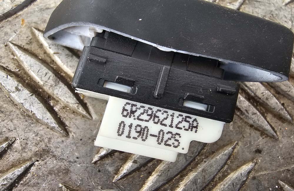 VW Polo 6R MK5 Central Locking Switch Button | Used Car Parts UK