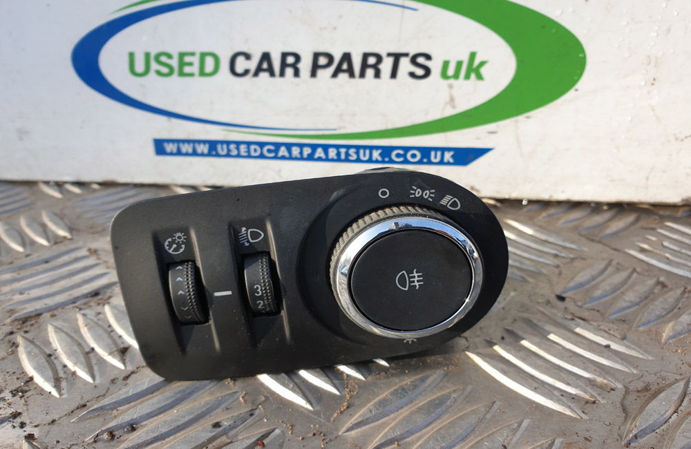 Vauxhall Adam headlight switch 13294818 | Used Car Parts UK